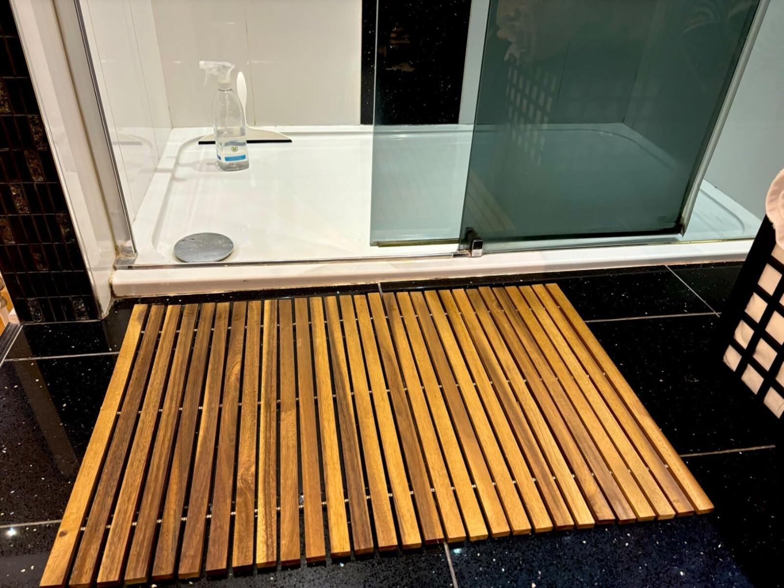 Non-Slip Acacia Wood Bath Mat for Saunas
