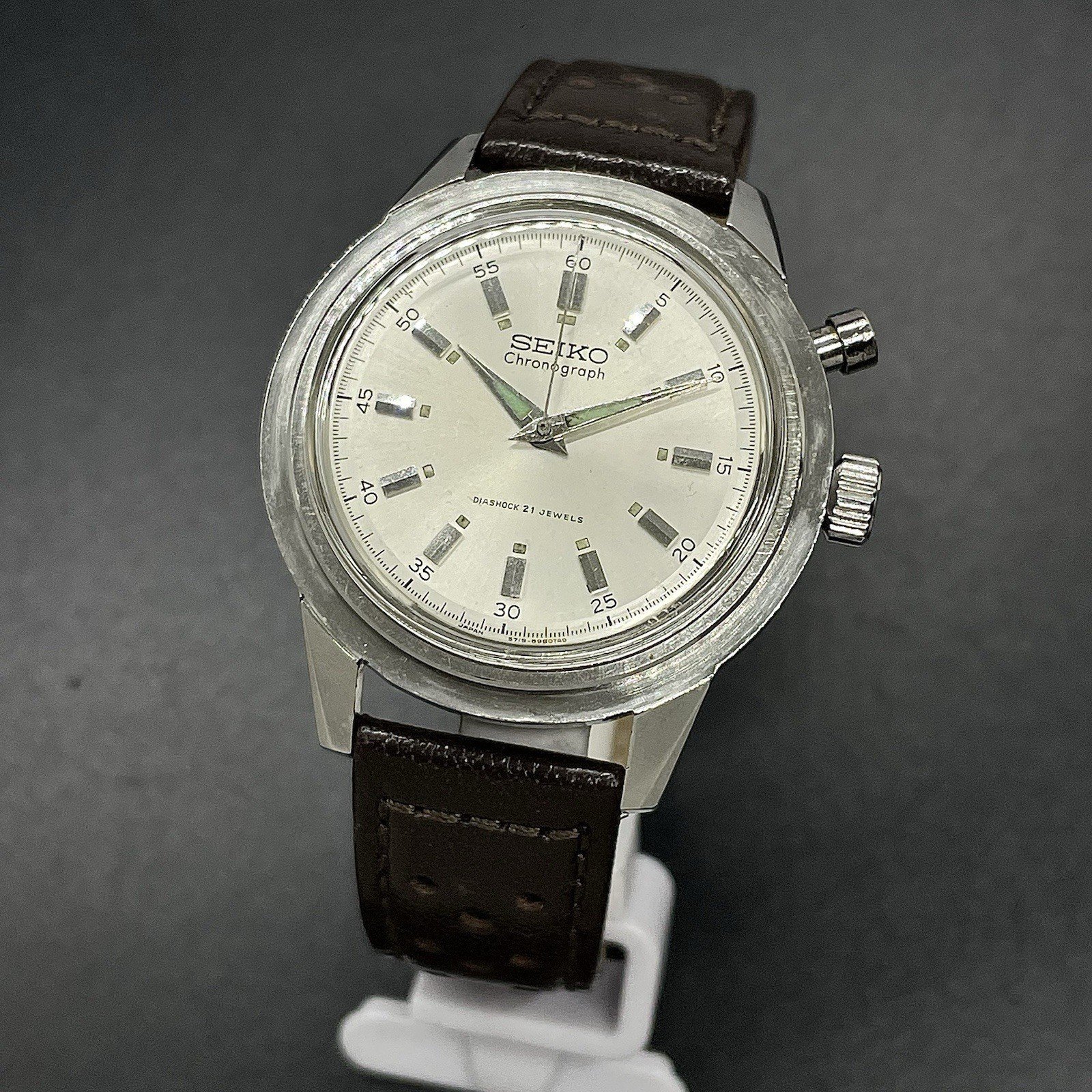 Seiko 5719-8990 Monopusher Chronograph: Timeless Style