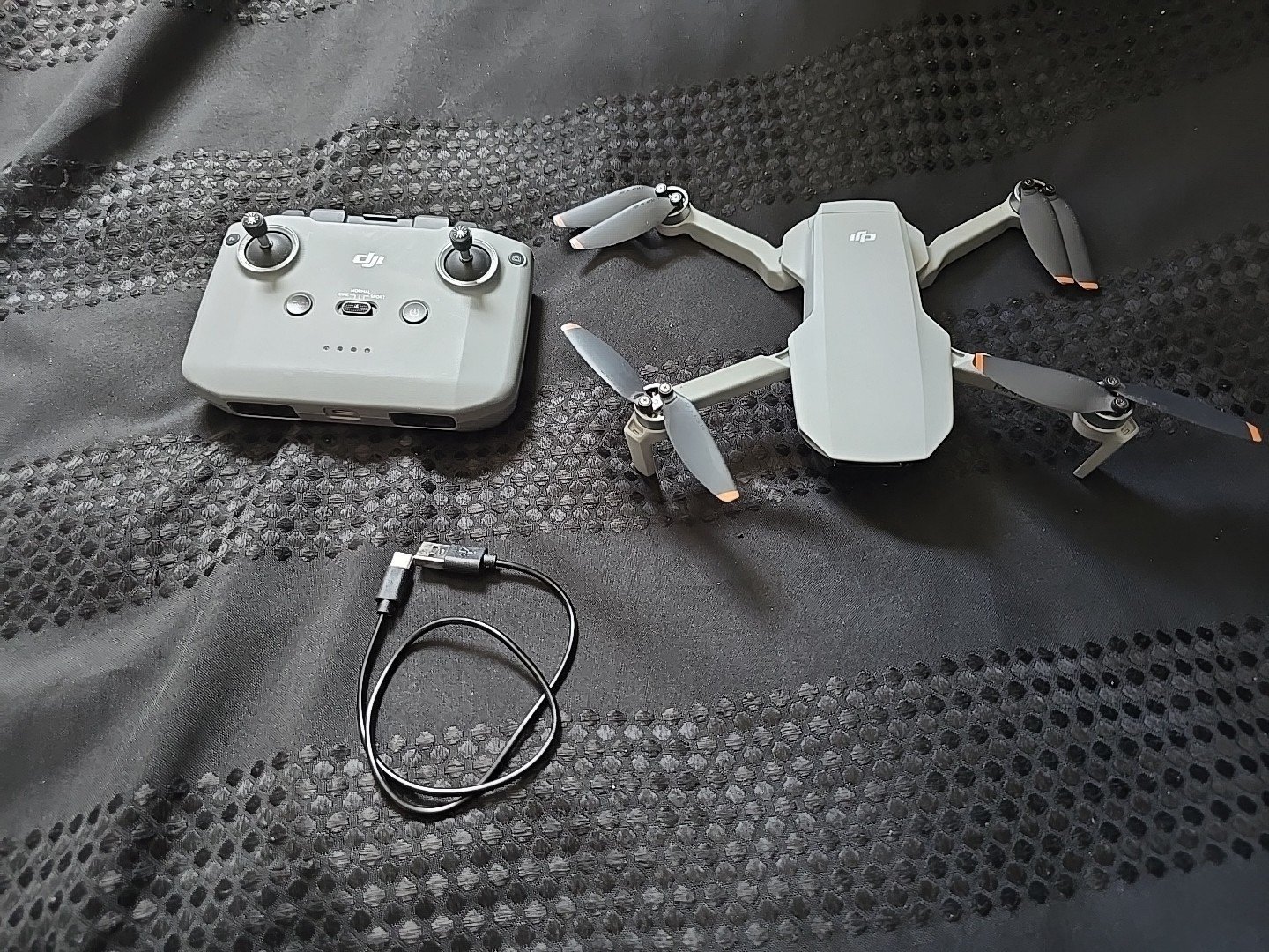 DJI Mini 2 SE: Compact 4K Drone, Easy to Fly